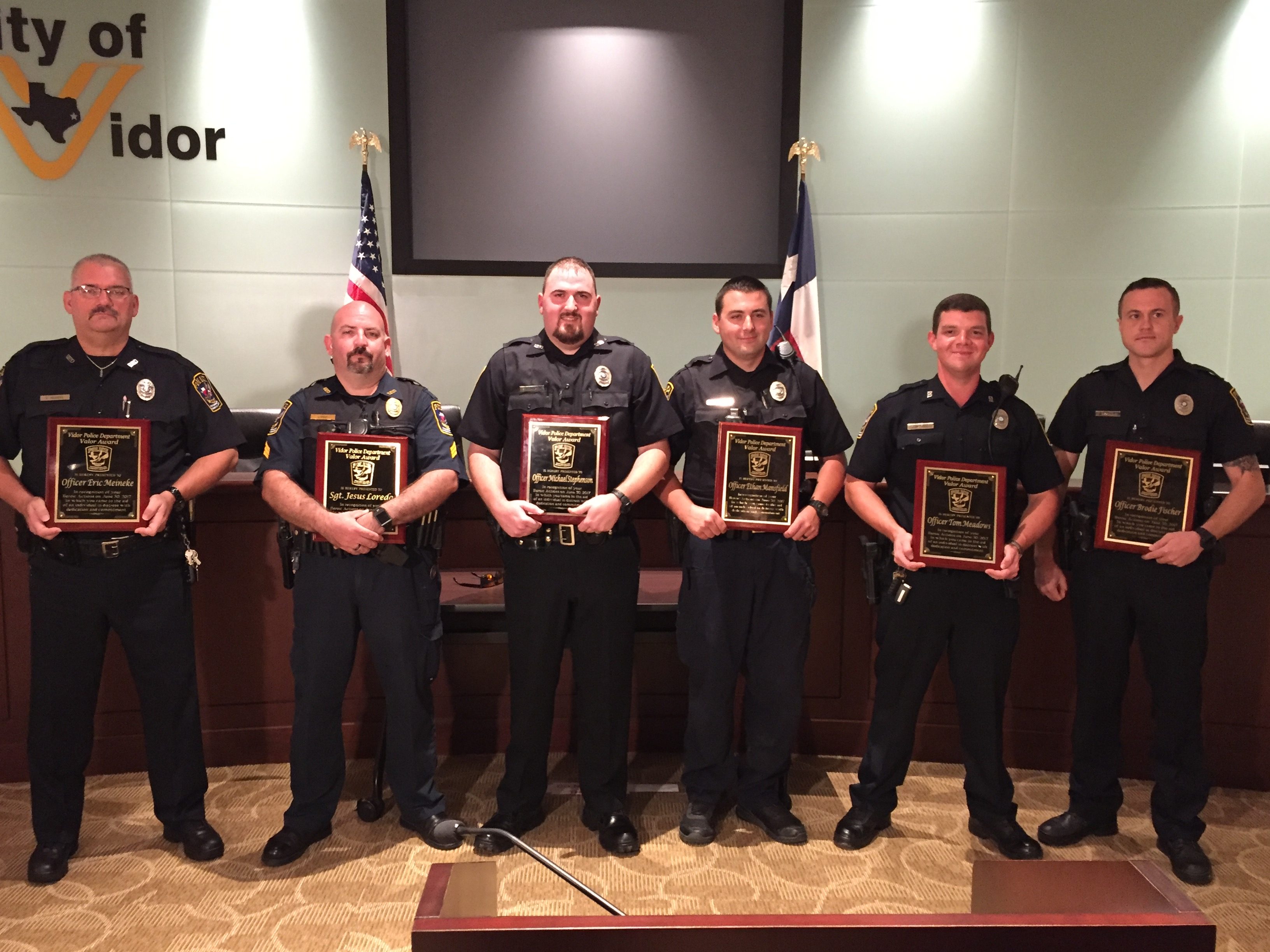 City honors officers for heroism | Orange Leader