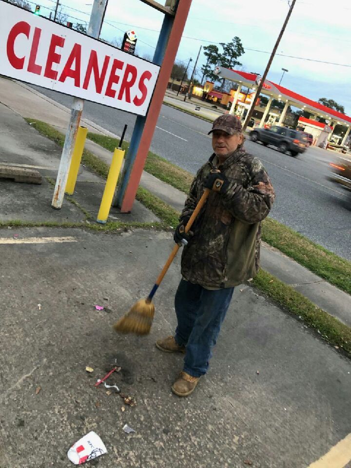 Homeless man cleans 16th Street | Orange Leader