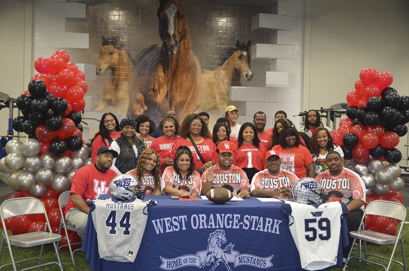 WO-S standout center Hunter inks with Houston Cougars | Orange Leader