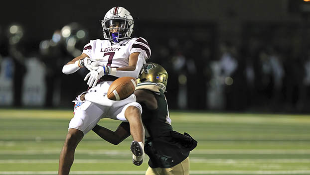 PHOTO FEATURE: LC-M breaks in new turf against Titans - Orange Leader ...