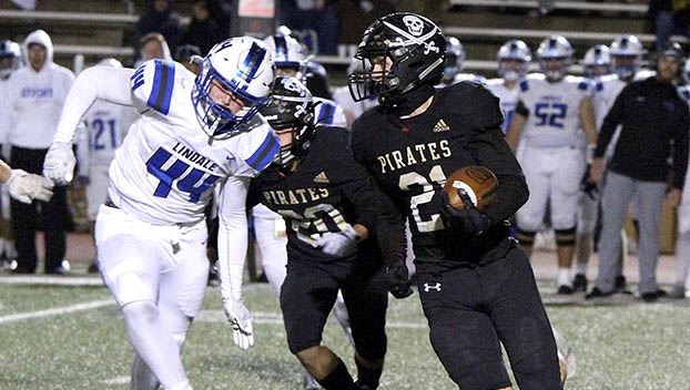 PHOTO GALLERY: Vidor Pirates tangle with potent Lindale attack - Orange ...