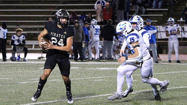 PHOTO GALLERY: Vidor Pirates tangle with potent Lindale attack - Orange ...