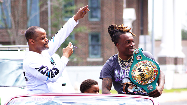 Champion O’Shaquie Foster wins again in title defense | Orange Leader